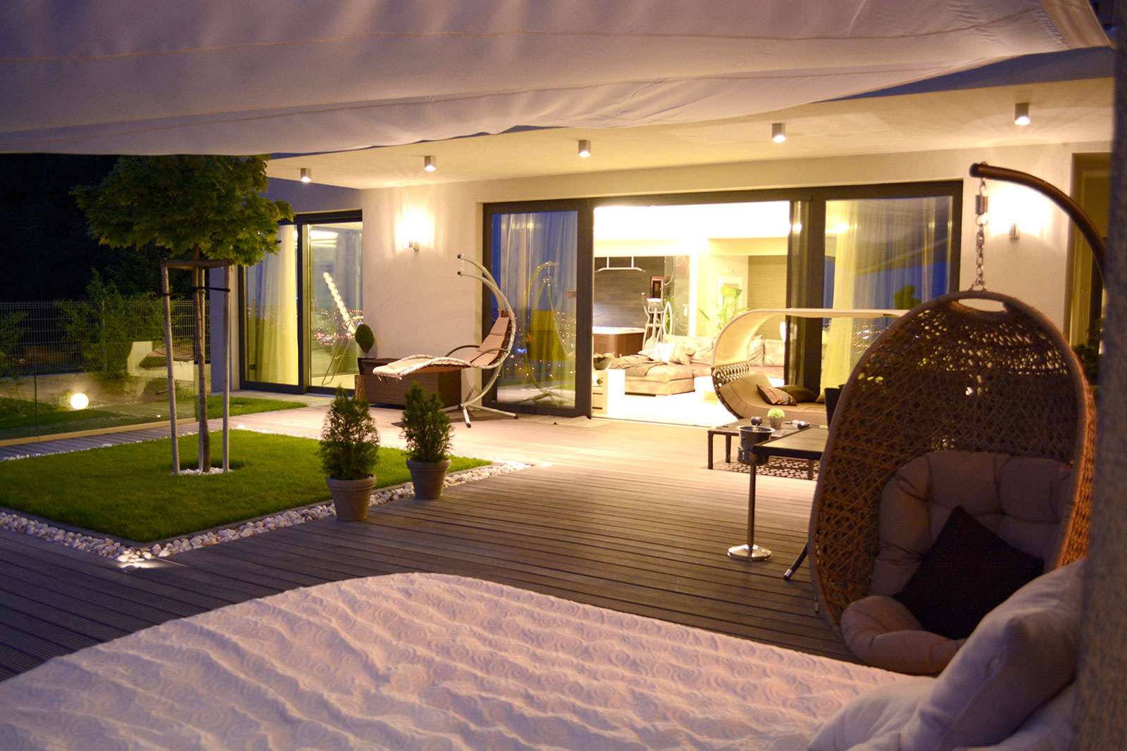 Moderná terasa: Ako si ju zariadiť? - Okná a dvere SLOVAKTUAL